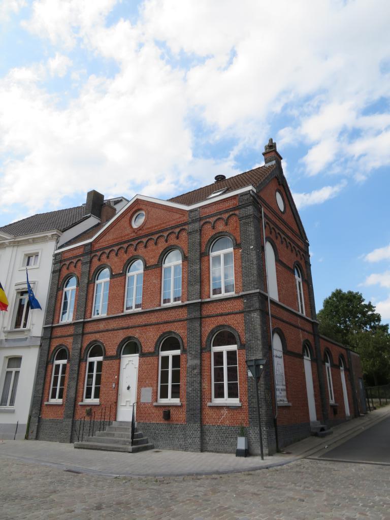 De gemeentehuizen van architect De Perre-Montigny